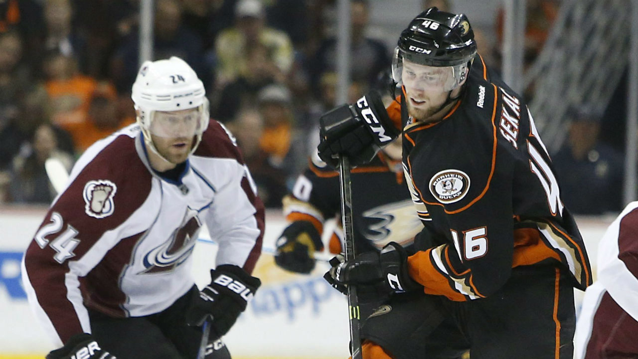 Blackhawks acquire Jiri Sekac from Ducks for Ryan Garbutt