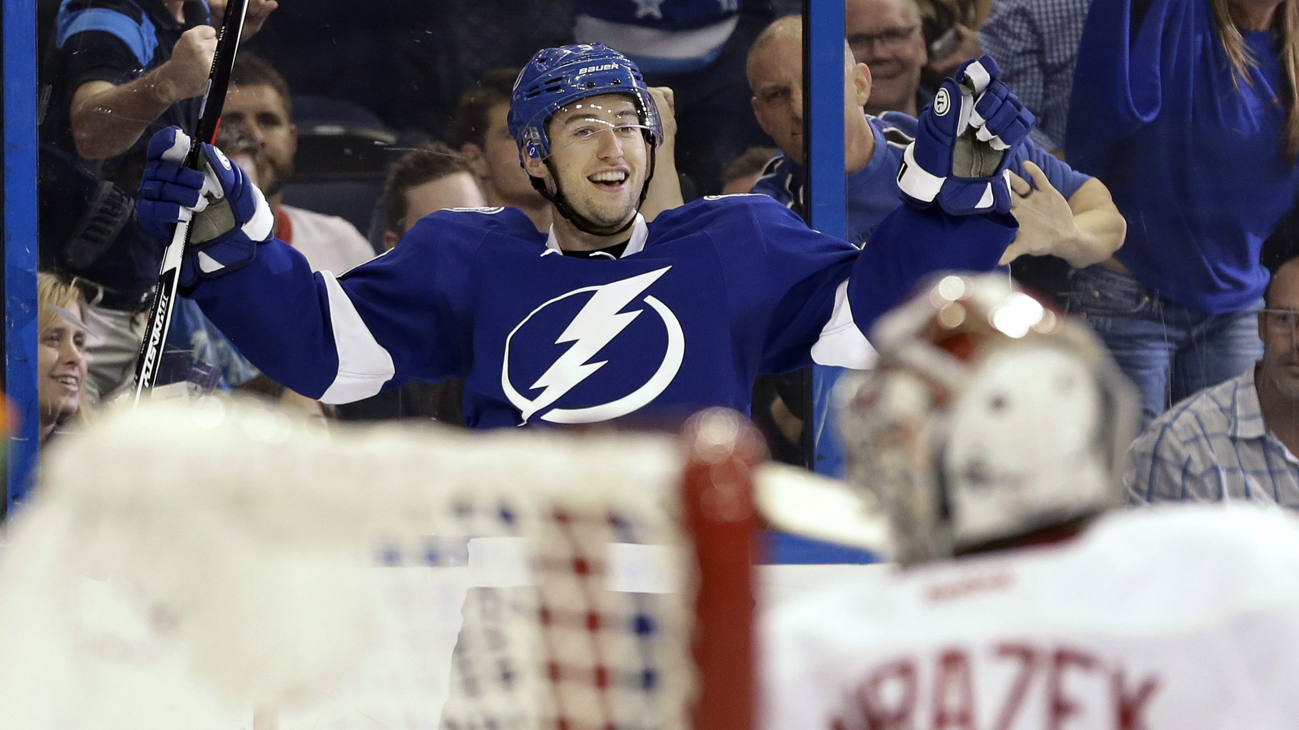 Lightning remain hot with win over Red Wings
