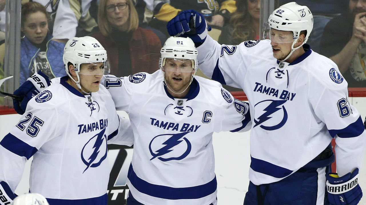 Stamkos nets 300th goal; Lightning double up Penguins