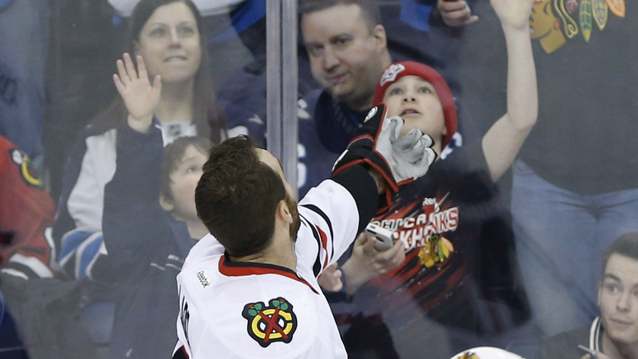 Andrew Ladd honoured by fans in return to Winnipeg