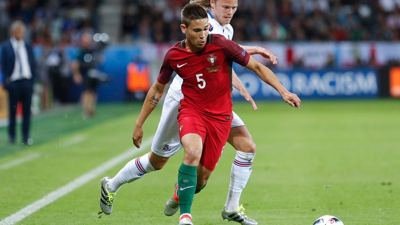 Borussia Dortmund signs Portugal’s Raphael Guerreiro