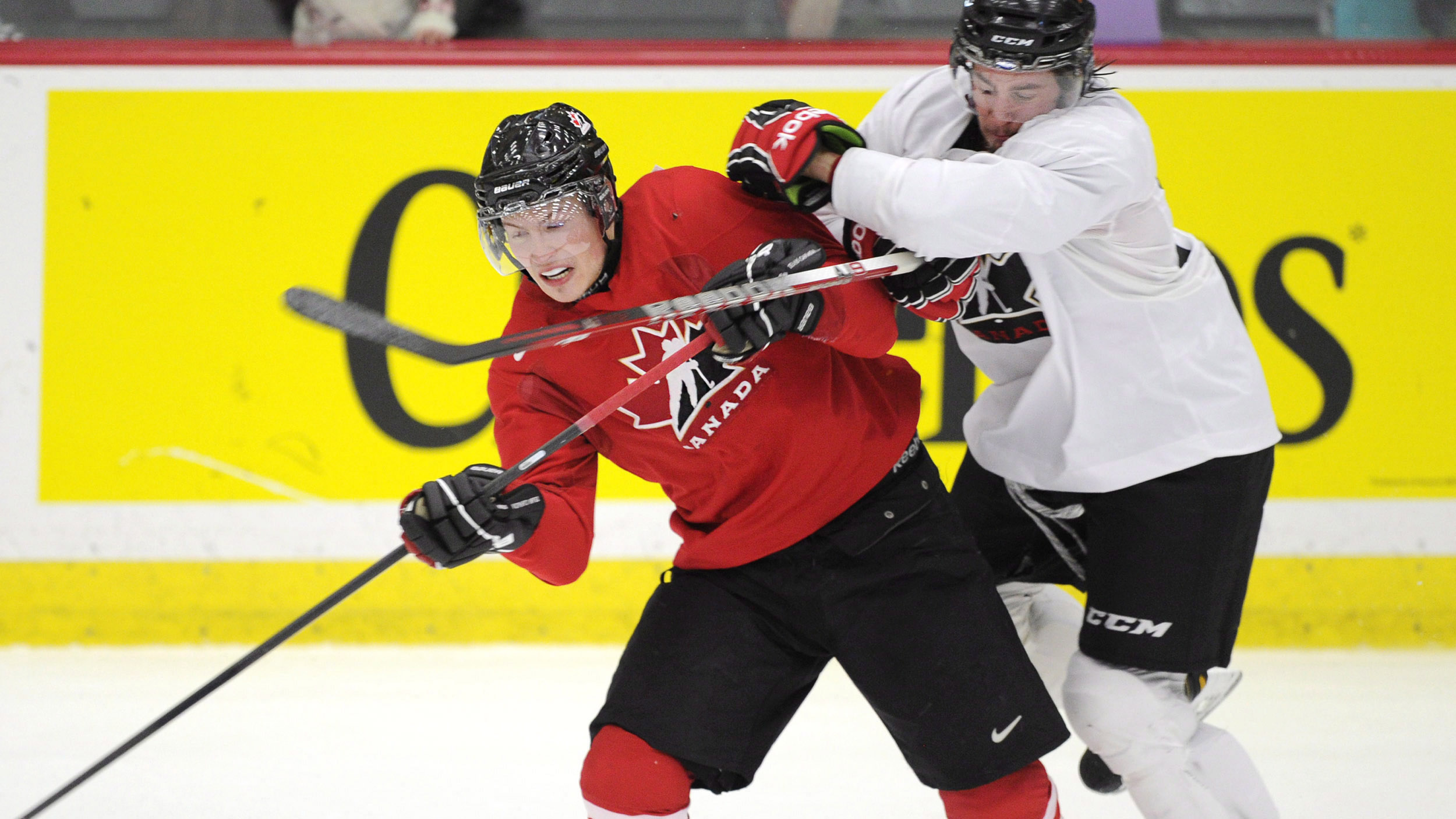 Blackhawks sign forward Mark McNeill to one-year contract