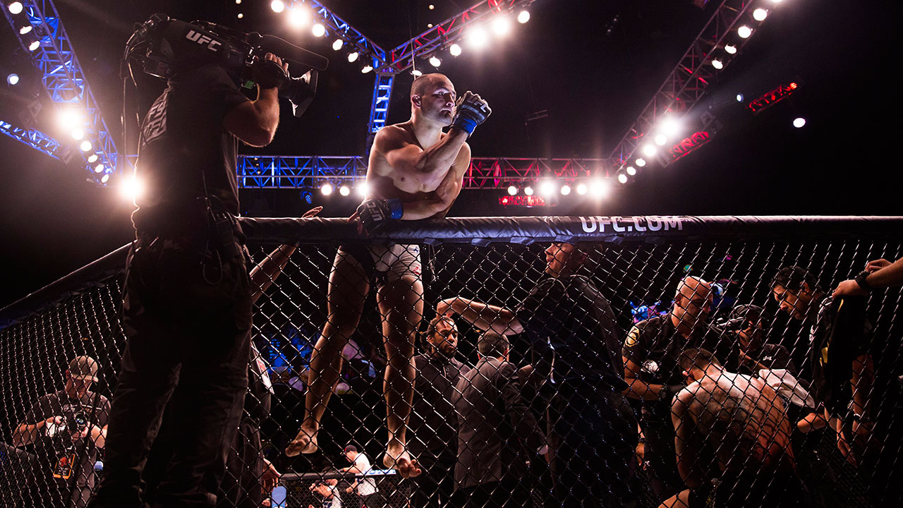 Alvarez calls out McGregor after winning UFC lightweight title