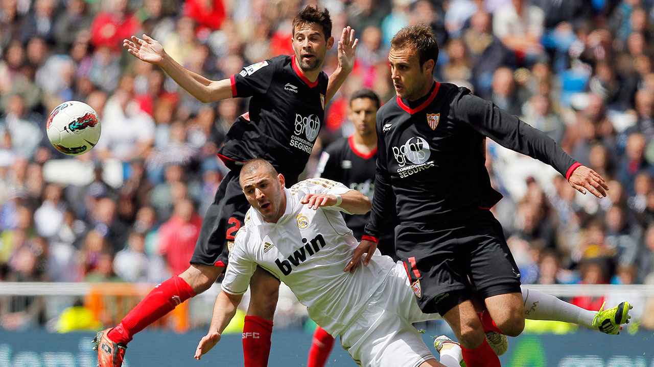 Schalke signs Spanish right back Coke from Sevilla