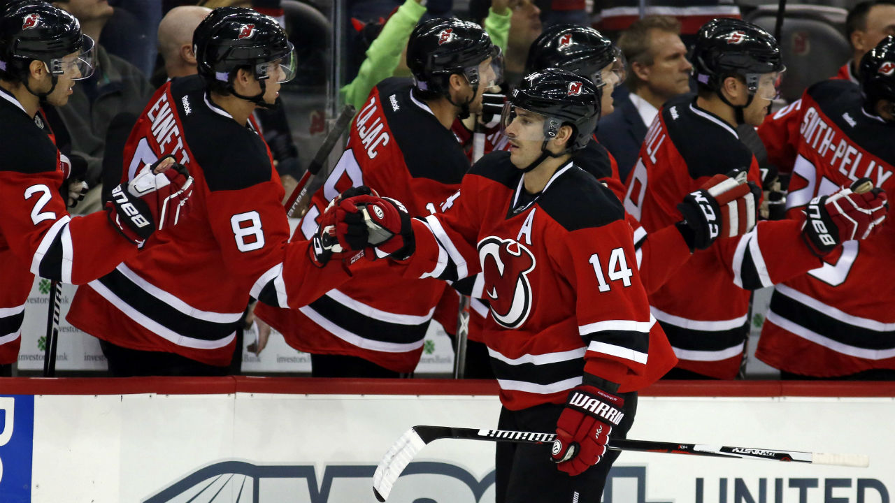 Henrique’s 100th career goal helps Devils top Lightning