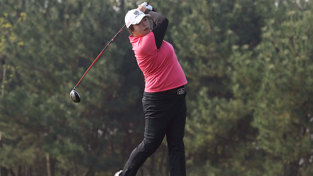 Shanshan Feng shoots 64 to take LPGA Tour lead in Japan