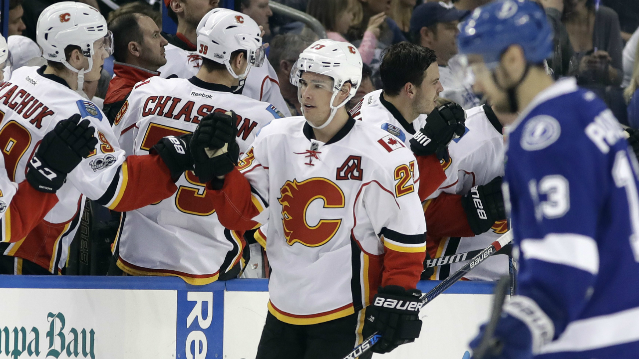 Sean Monahan gets 100th goal, Flames beat Lightning