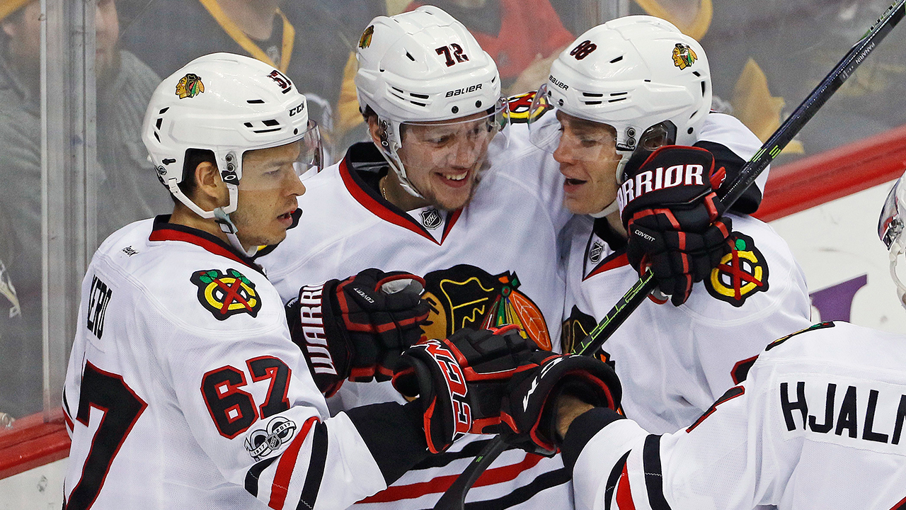 Blackhawks use four-goal first to overwhelm shorthanded Penguins
