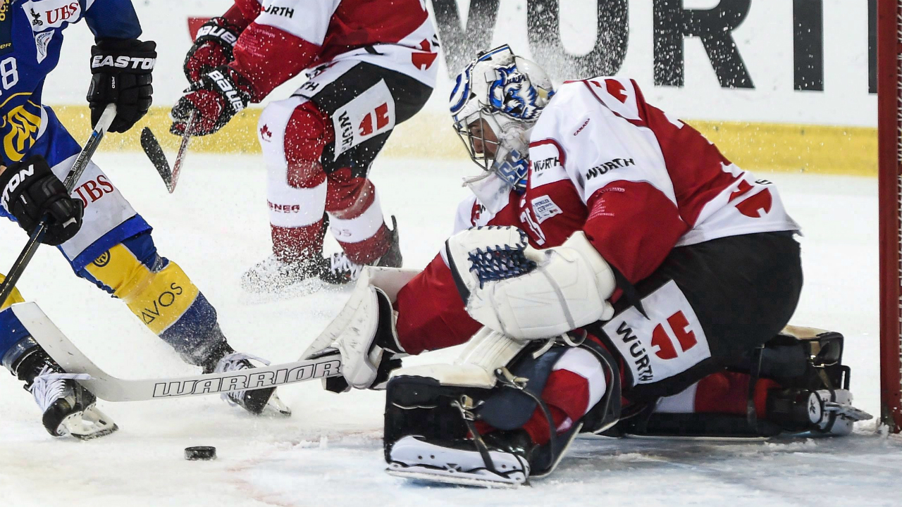 Blackhawks recall goaltender Jeff Glass from minors