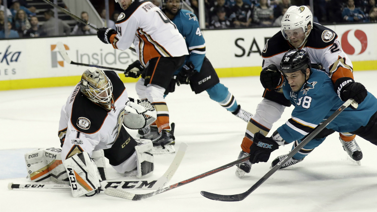 Ducks close in on Sharks in division race with victory
