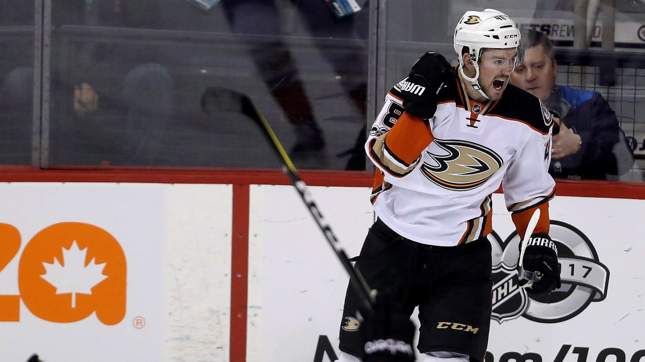 Ducks sign forward Logan Shaw to one-year extension