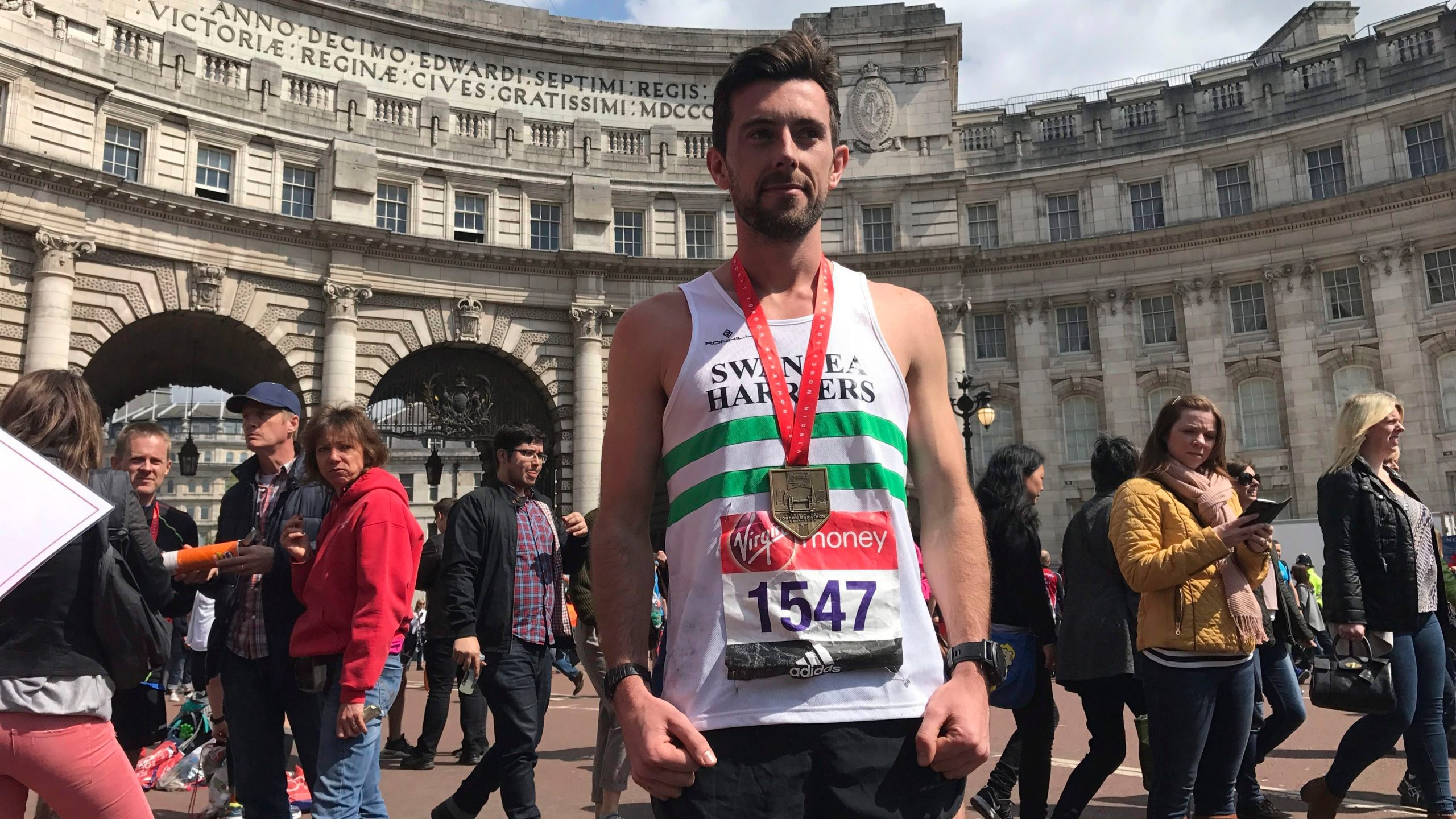 London Marathon runner carried over line by fellow runner