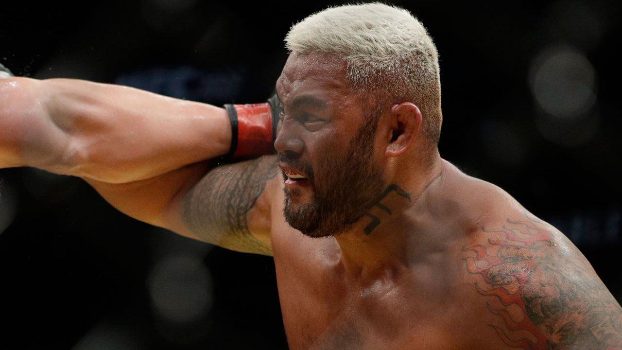 Mark Hunt tops Derrick Lewis in heavyweight slugfest at UFC Auckland