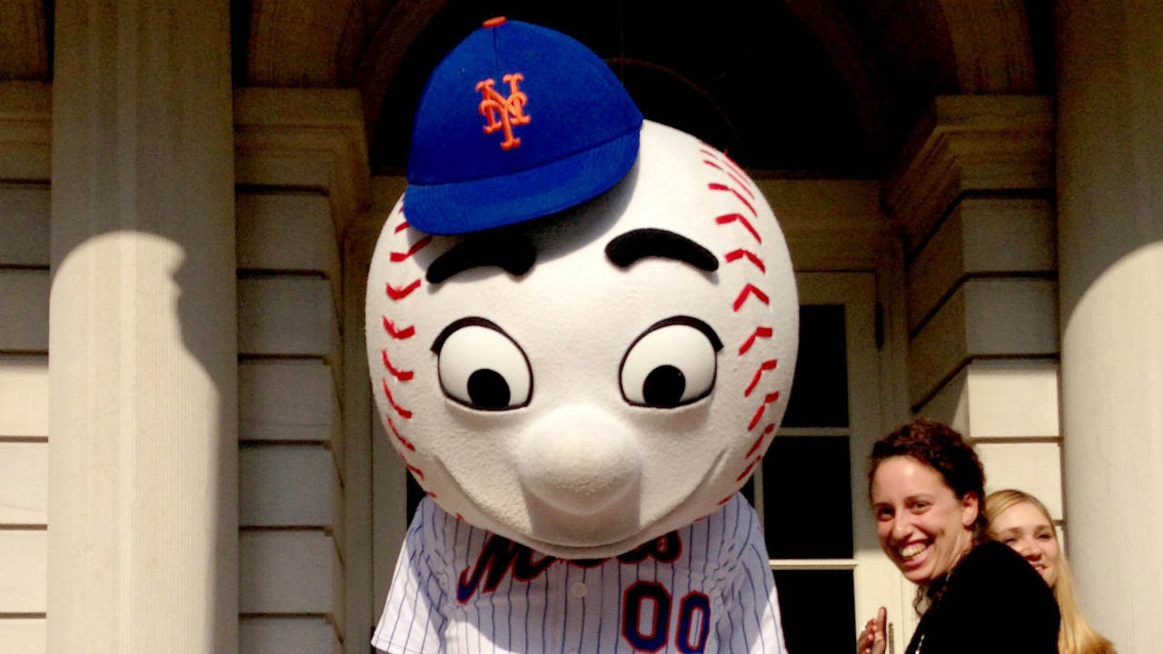 Mr. Met gives fan the finger, employee out as team mascot