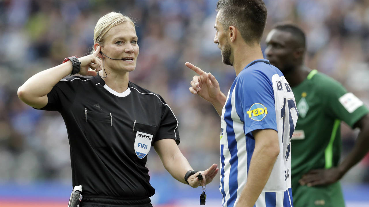 Hertha draws as Bundesliga’s 1st female referee makes debut