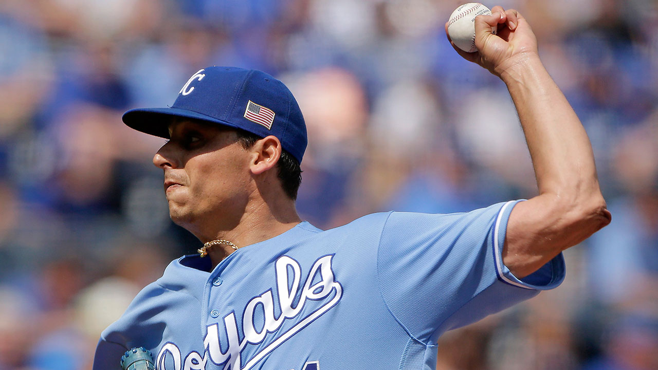 Vargas snaps losing streak, leads Royals to win over Twins