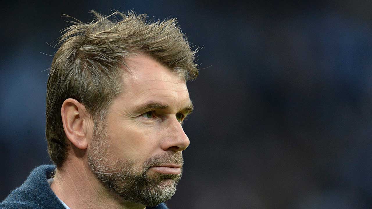 Hamburg hires Hollerbach as coach in bid for survival