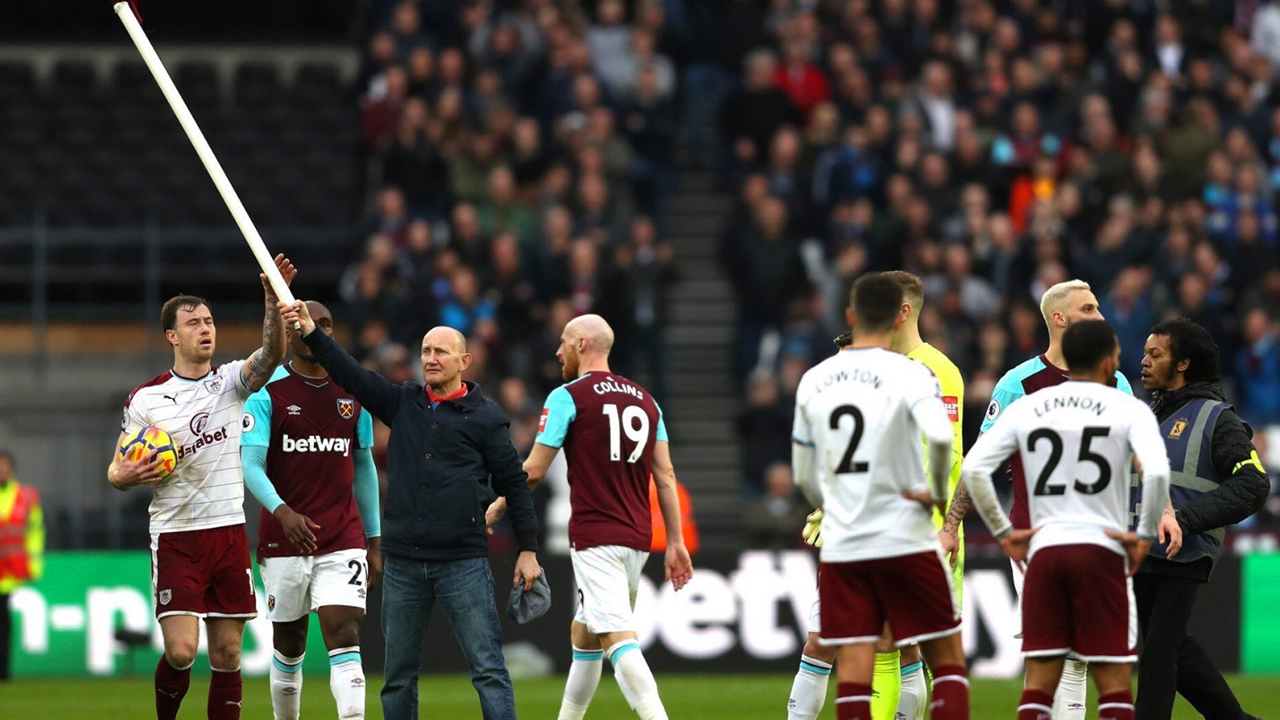 West Ham fans invade pitch as frustration boils over