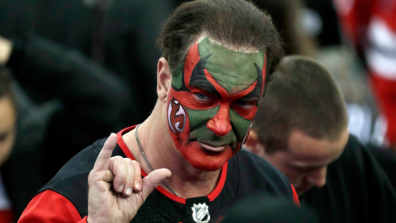 Seinfeld face painter David Puddy shows up at Devils game