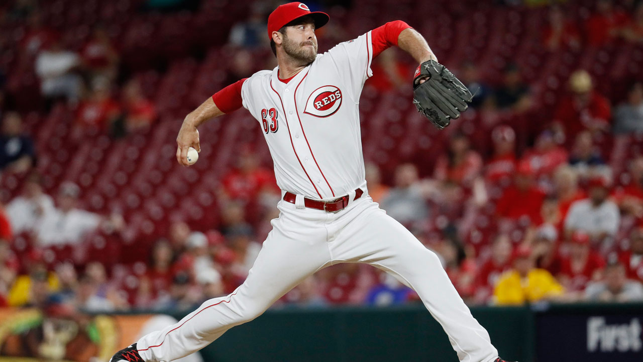 Reds trade Floro to Dodgers for two minor league pitchers