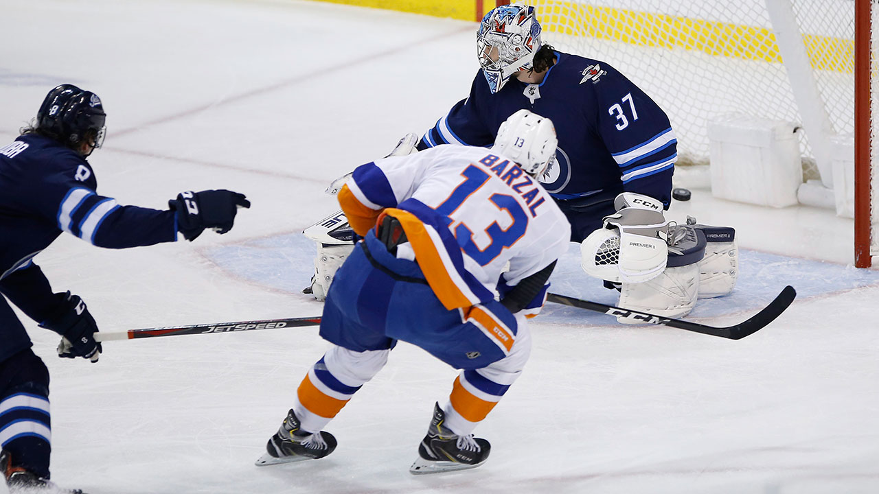 Islanders score twice in final 2 minutes to surge past Jets
