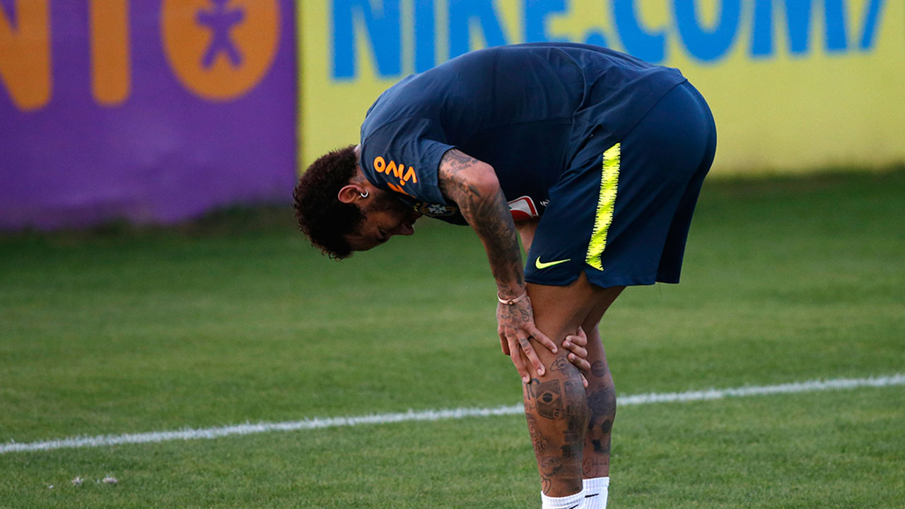 Neymar misses Brazil training sessions because of knee pains
