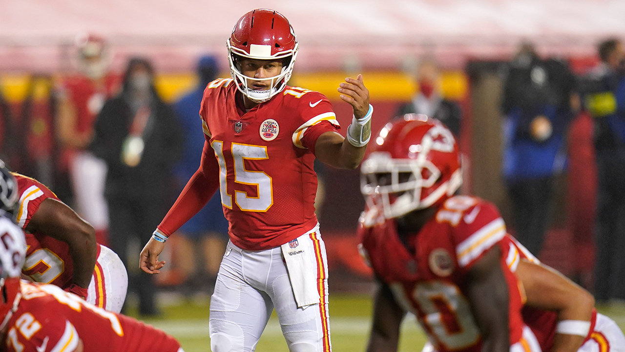 Mahomes, Chiefs begin title defence with win over Texans