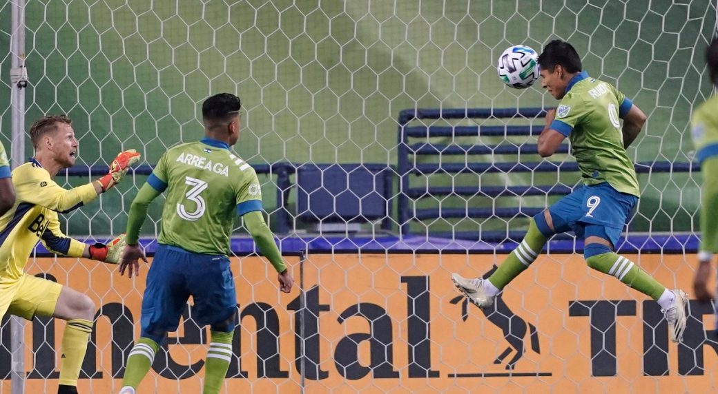 Sounders score trio of second-half goals, top Whitecaps