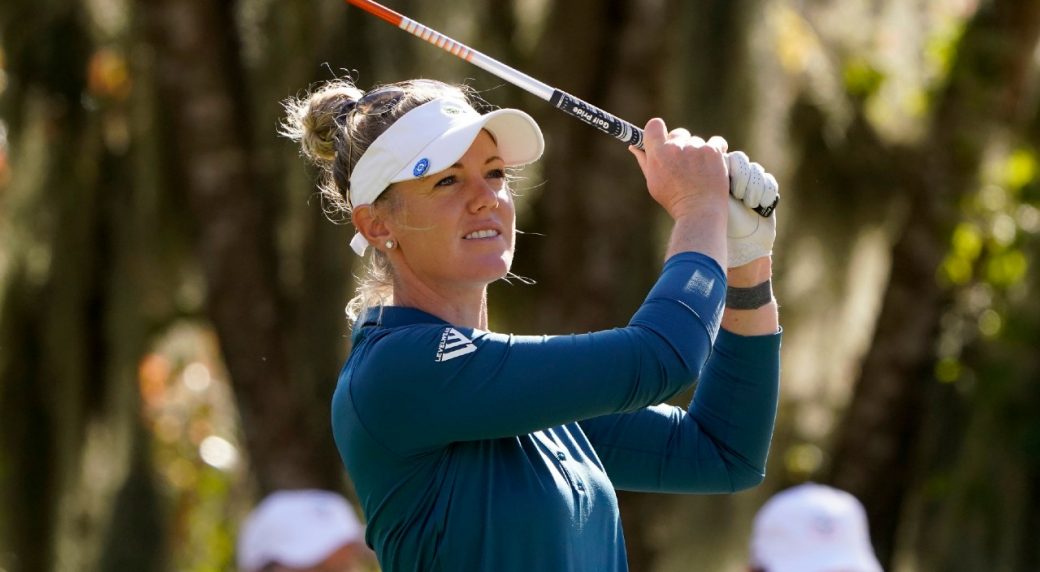 Amy Olson comes up aces and takes one shot lead in Women's Open