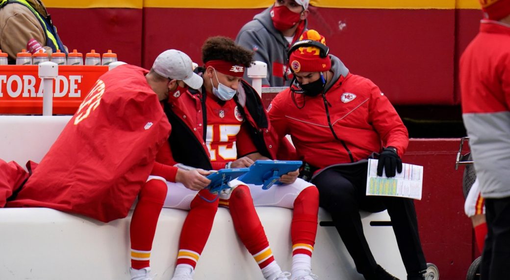 Chiefs' Patrick Mahomes ruled out vs. Browns due to concussion