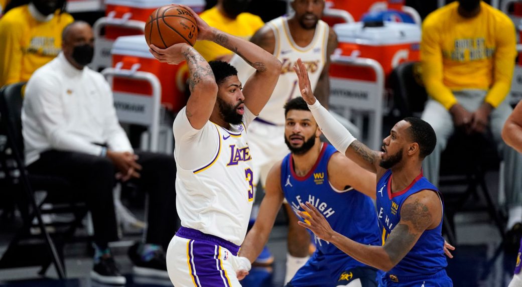 Lakers' Anthony Davis limps off floor with right leg injury