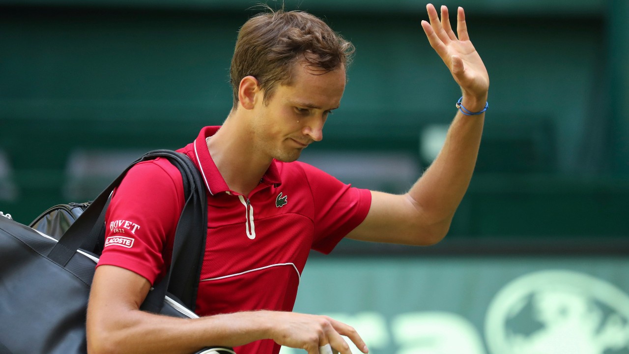Struff stuns top-seeded Medvedev in Halle 1st round - Sportsnet.ca