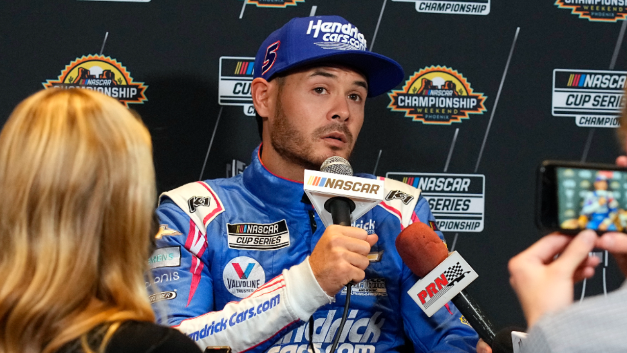 Larson tops teammate Elliott for NASCAR championship pole - Sportsnet.ca