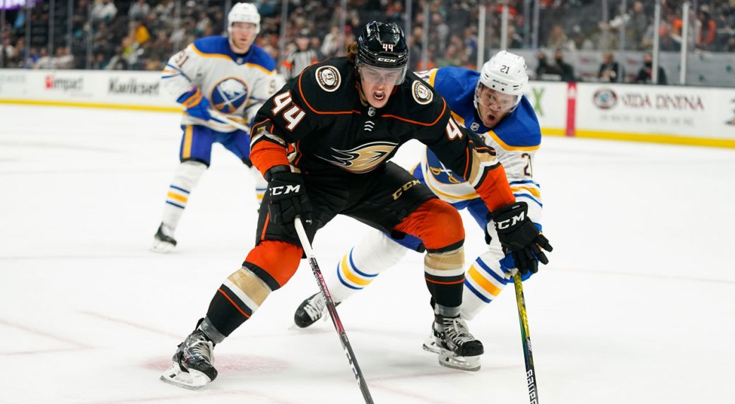 Ducks' Max Comtois out six weeks after right hand surgery