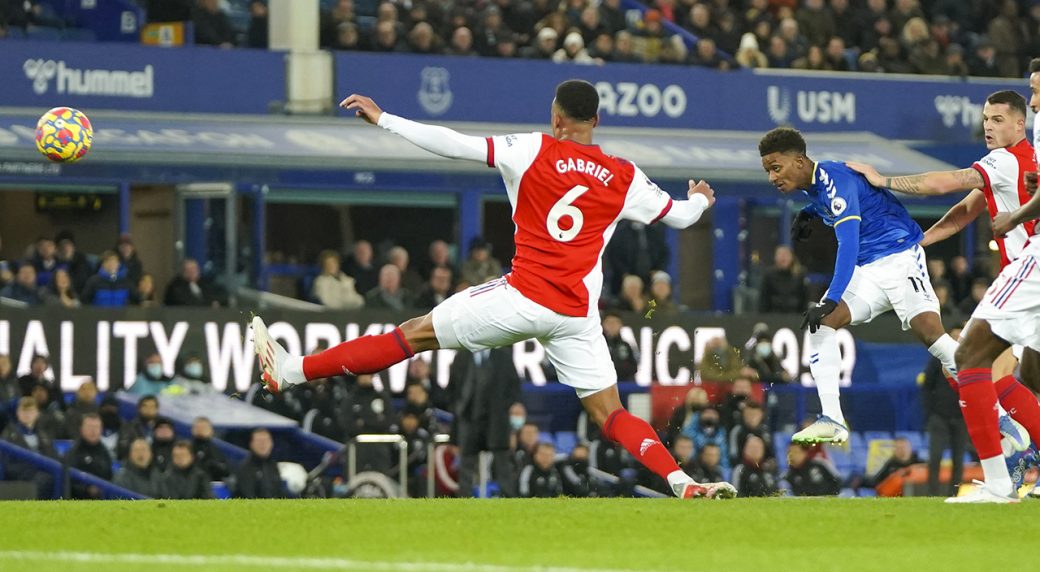 Everton scores late, beats Arsenal to end winless run