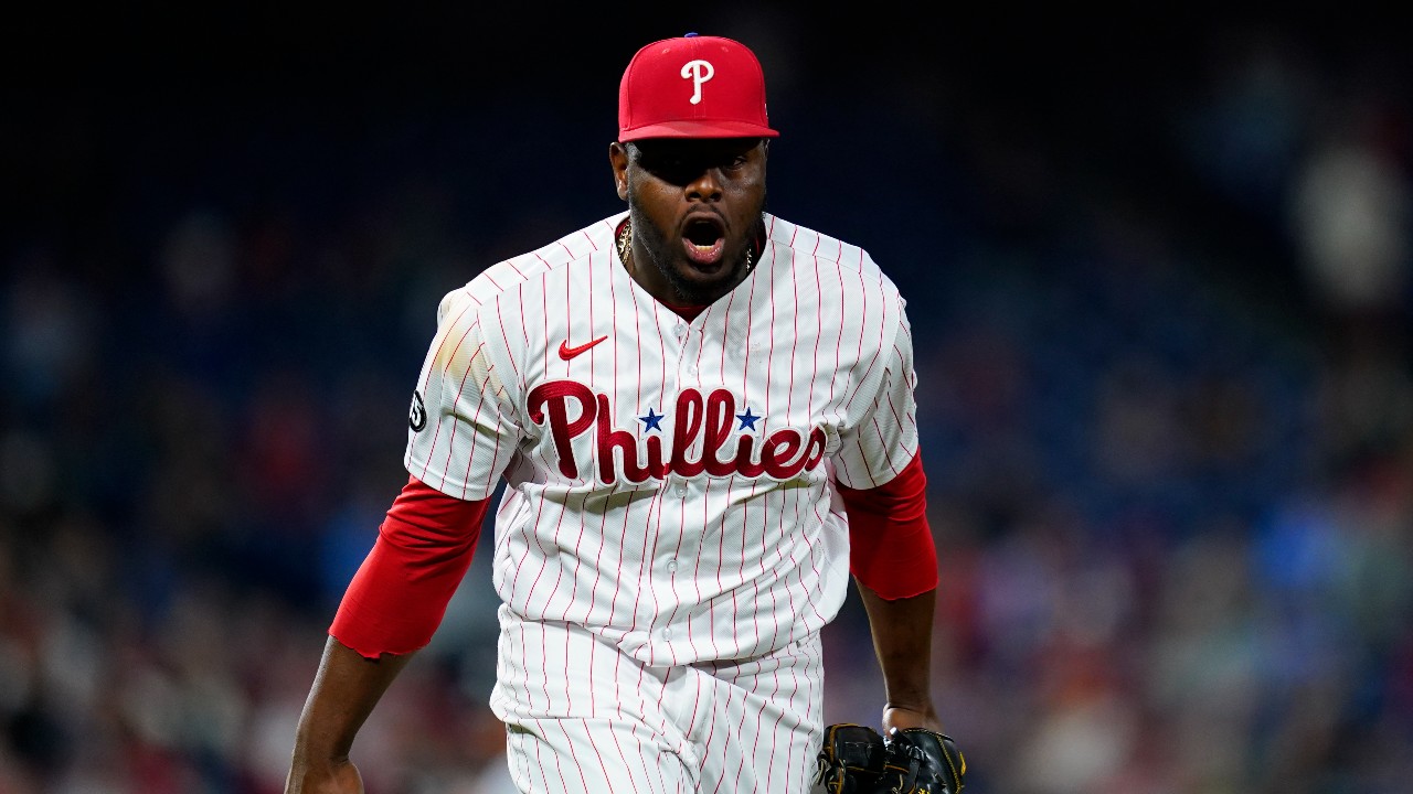 Astros sign closer Hector Neris to two-year, $17-million deal ...