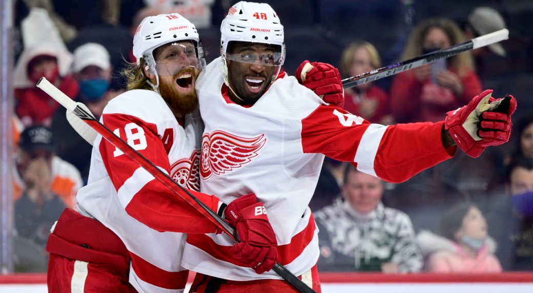Red Wings score twice in each period in win over Flyers