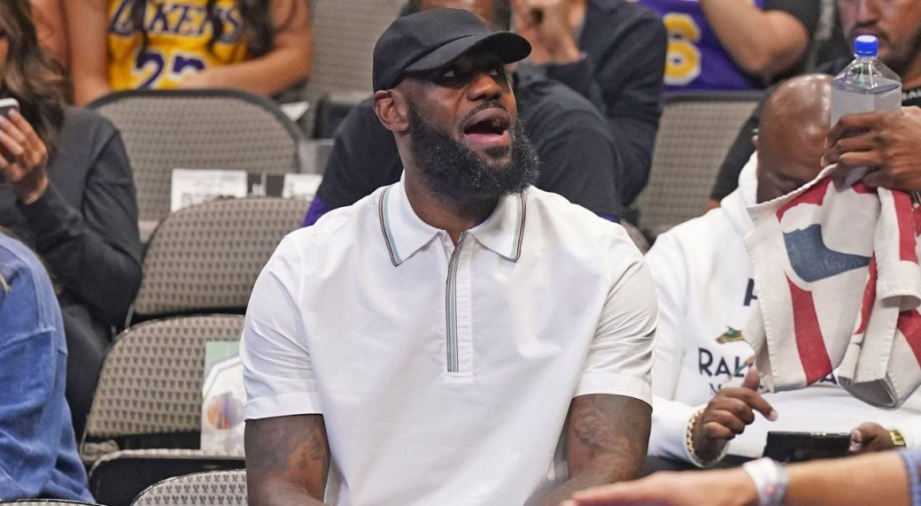 Mavericks rout Lakers with LeBron sitting, Davis near return