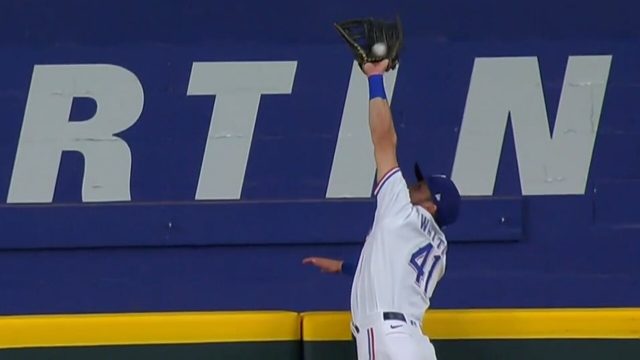 With one-year-old child in hand, Mets fan makes amazing home run catch