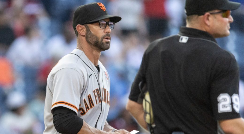Giants' Kapler pauses protest, stands for anthem on Memorial Day