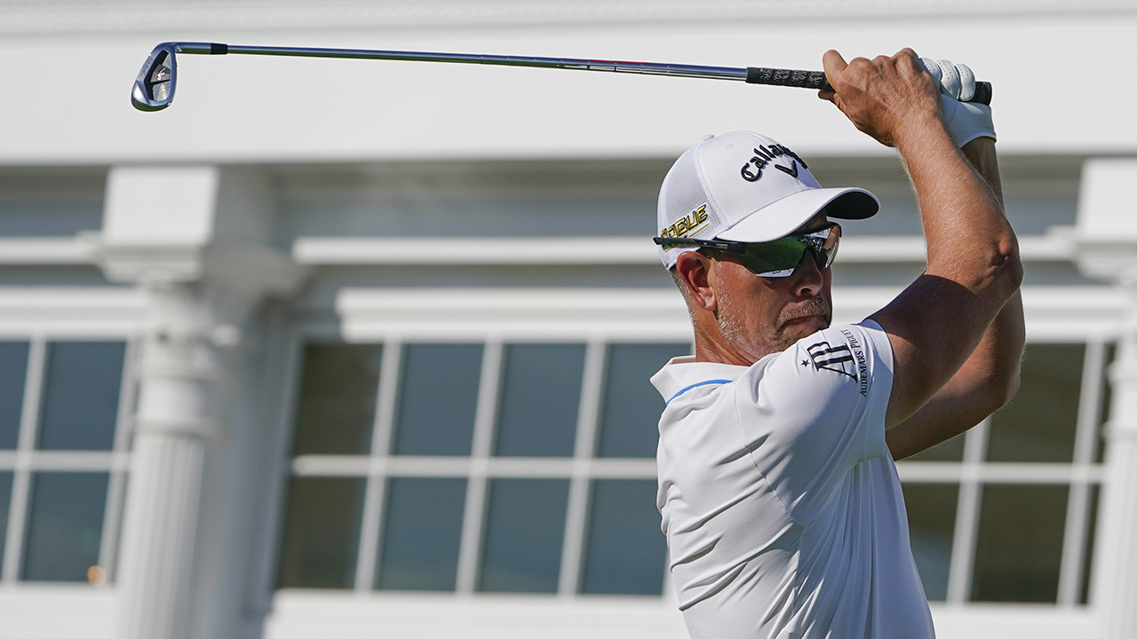 Stenson takes three-shot lead in LIV Golf debut at Trump National ...