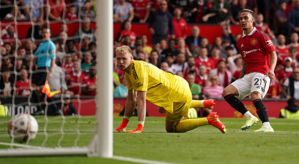 United win fourth straight, ending Arsenal's unbeaten season