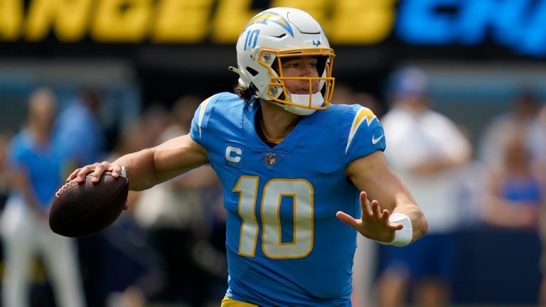 Herbert throws three TD passes, Chargers beat Raiders - Sportsnet.ca
