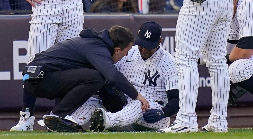 Yankees LF Hicks injures knee in collision, exits ALDS finale