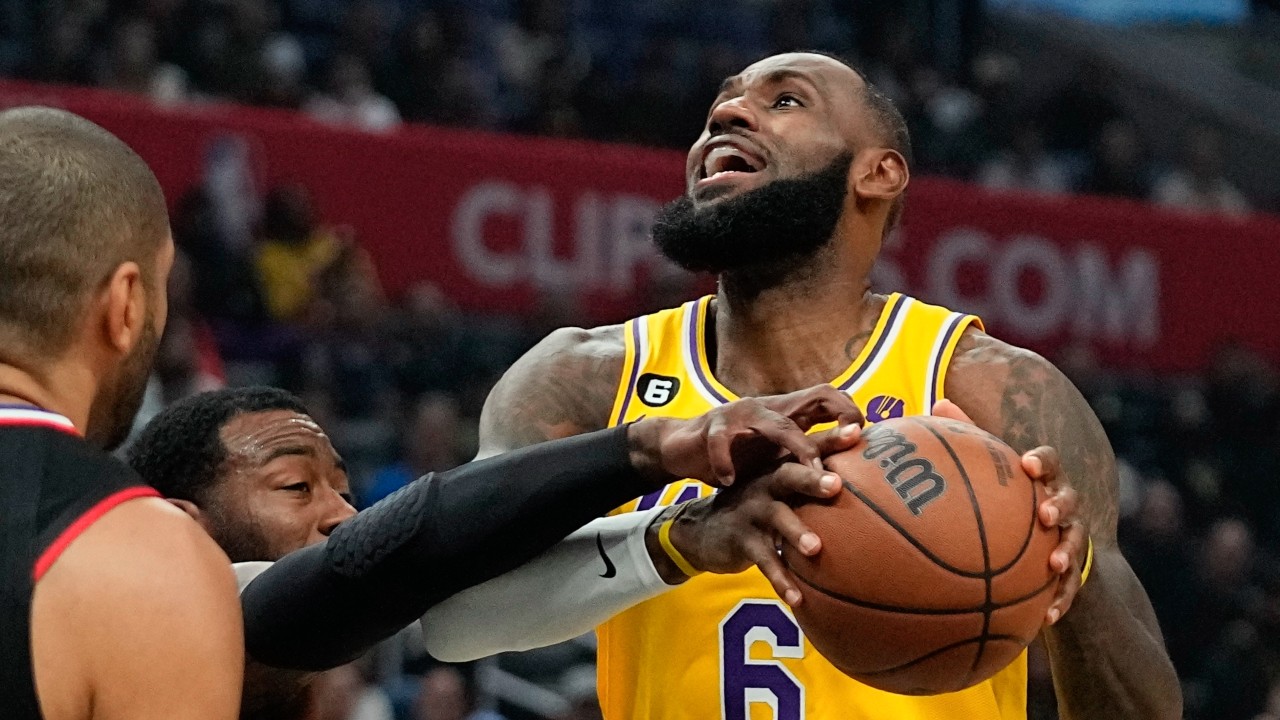LeBron James exits with injury late in Lakers' loss to Clippers ...