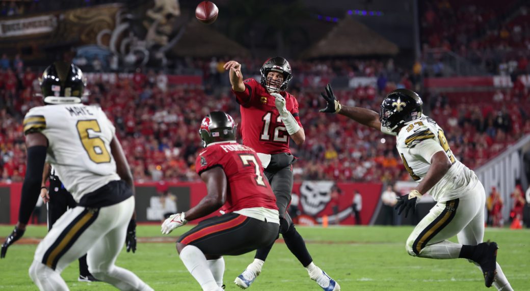 Vintage Brady throws for two late touchdowns, Buccaneers beat Saints