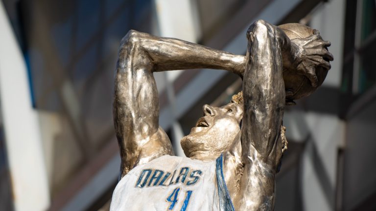 Mavericks unveil Nowitzki statue before Christmas game vs. Lakers ...