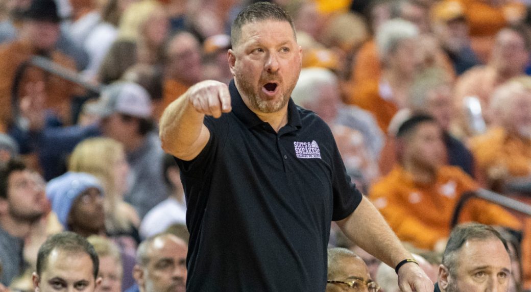 Texas coach Beard arrested on felony family violence charge