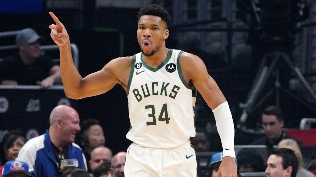 Bucks' Giannis Antetokounmpo ruled out for Game 2 vs. Heat with back injury - Sportsnet.ca