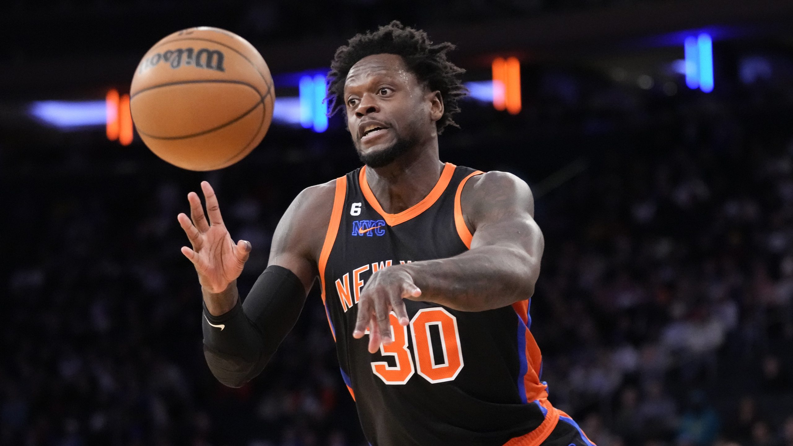 Knicks' Randle leaves game vs. Heat with sprained ankle - Sportsnet.ca